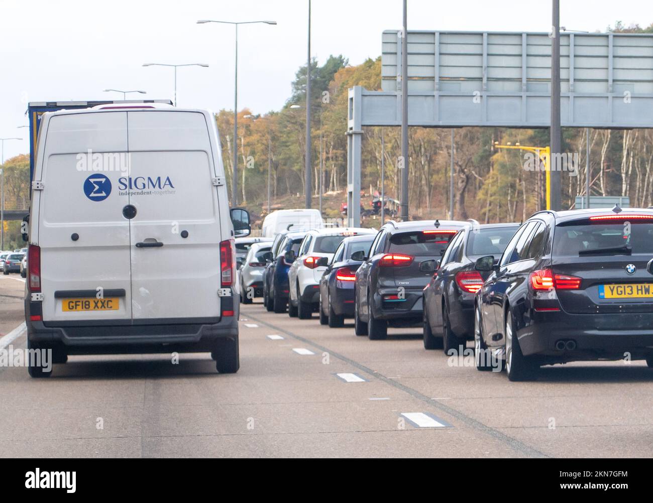 Chertsey, Surrey, UK. 26th November, 2022. Congestion on the M25 ...