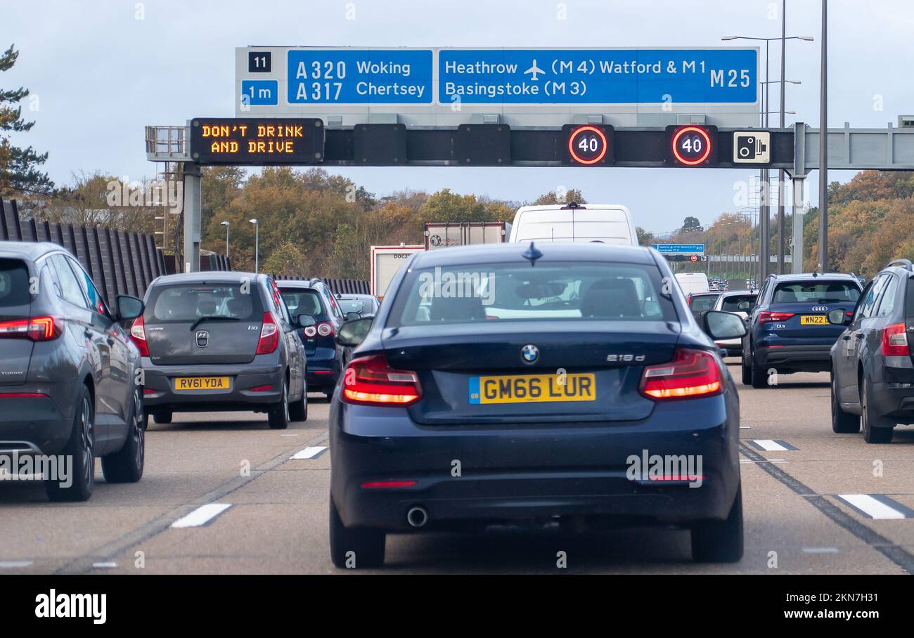 Chertsey, Surrey, UK. 26th November, 2022. Congestion on the M25 ...