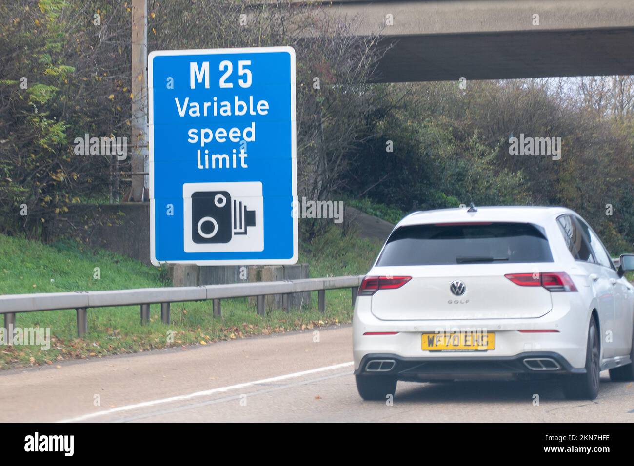 Chertsey, Surrey, UK. 26th November, 2022. Congestion on the M25 ...
