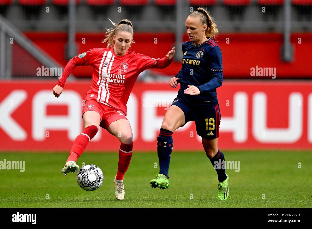 ENSCHEDE - (lr) Kim Everaerts of FC Twente Women, Timy Hoekstra of Ajax ...