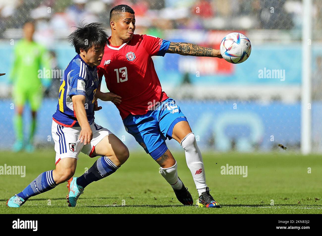 Yuki Soma do Japão disputa o lance com Gerson Torres da Costa Rica ...