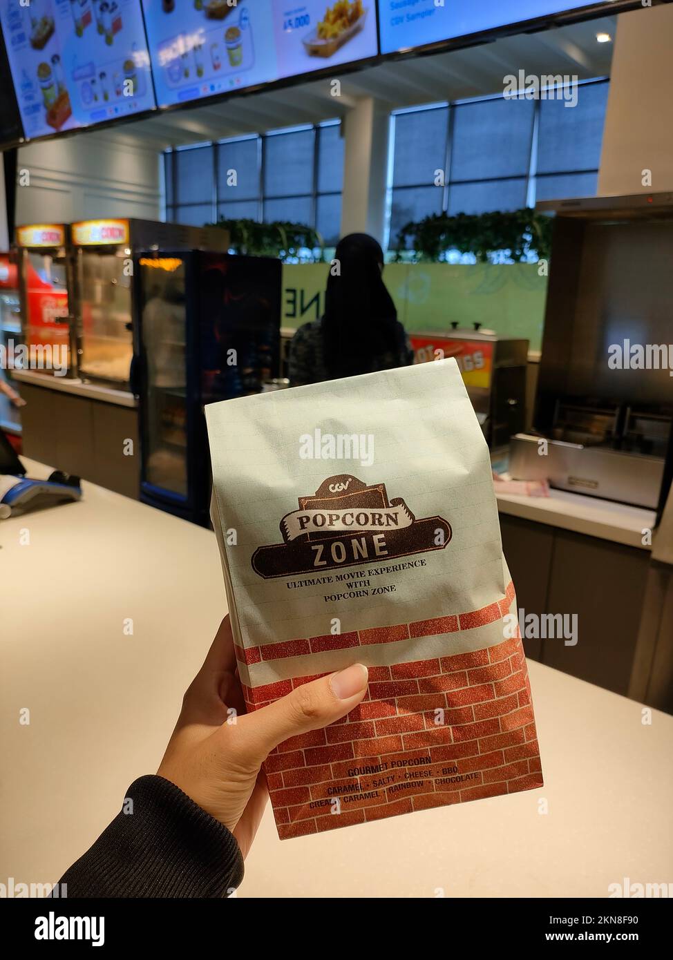 Hand holding snacks hi-res stock photography and images - Alamy