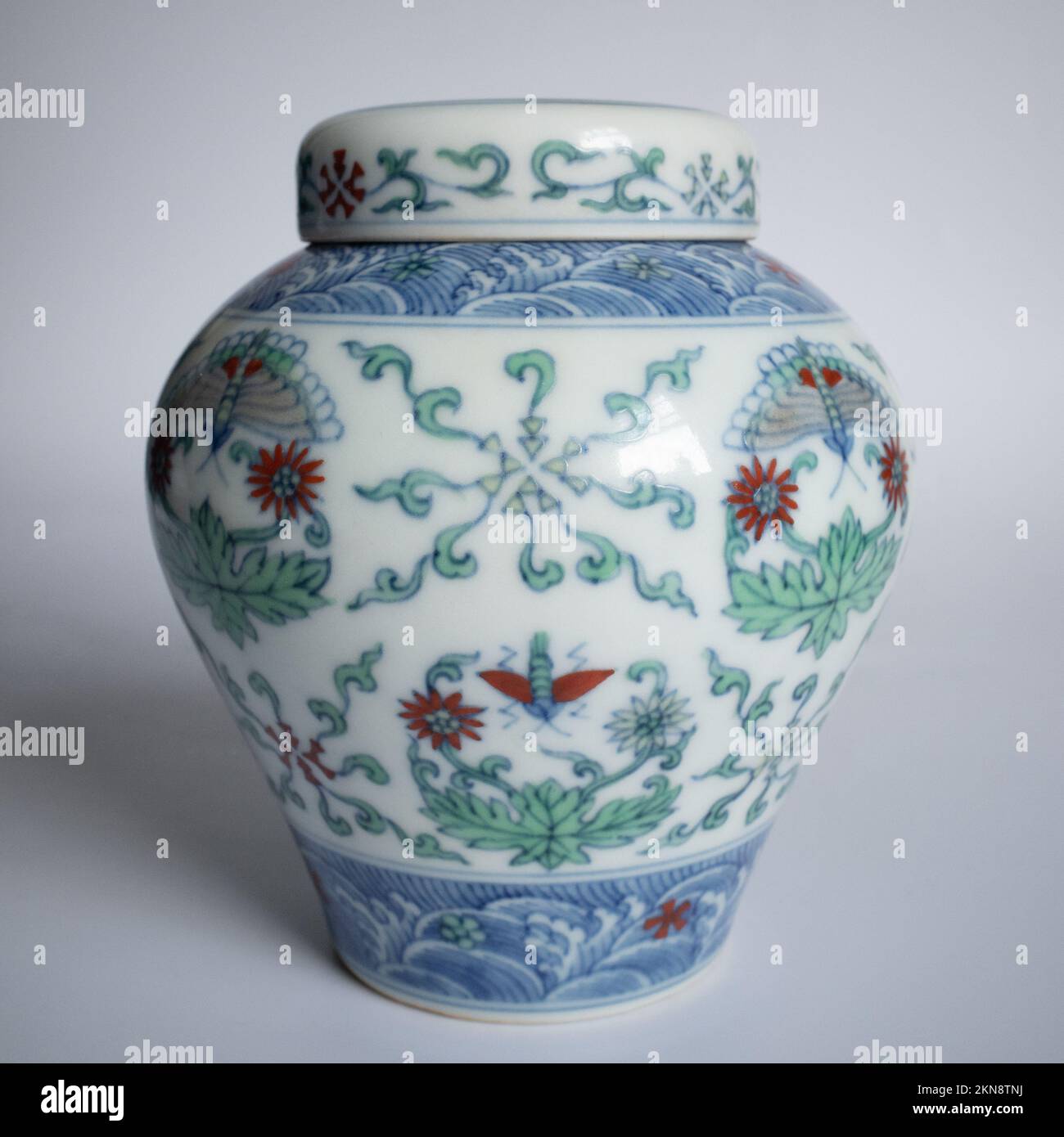 Chinese ginger jar hi-res stock photography and images - Alamy
