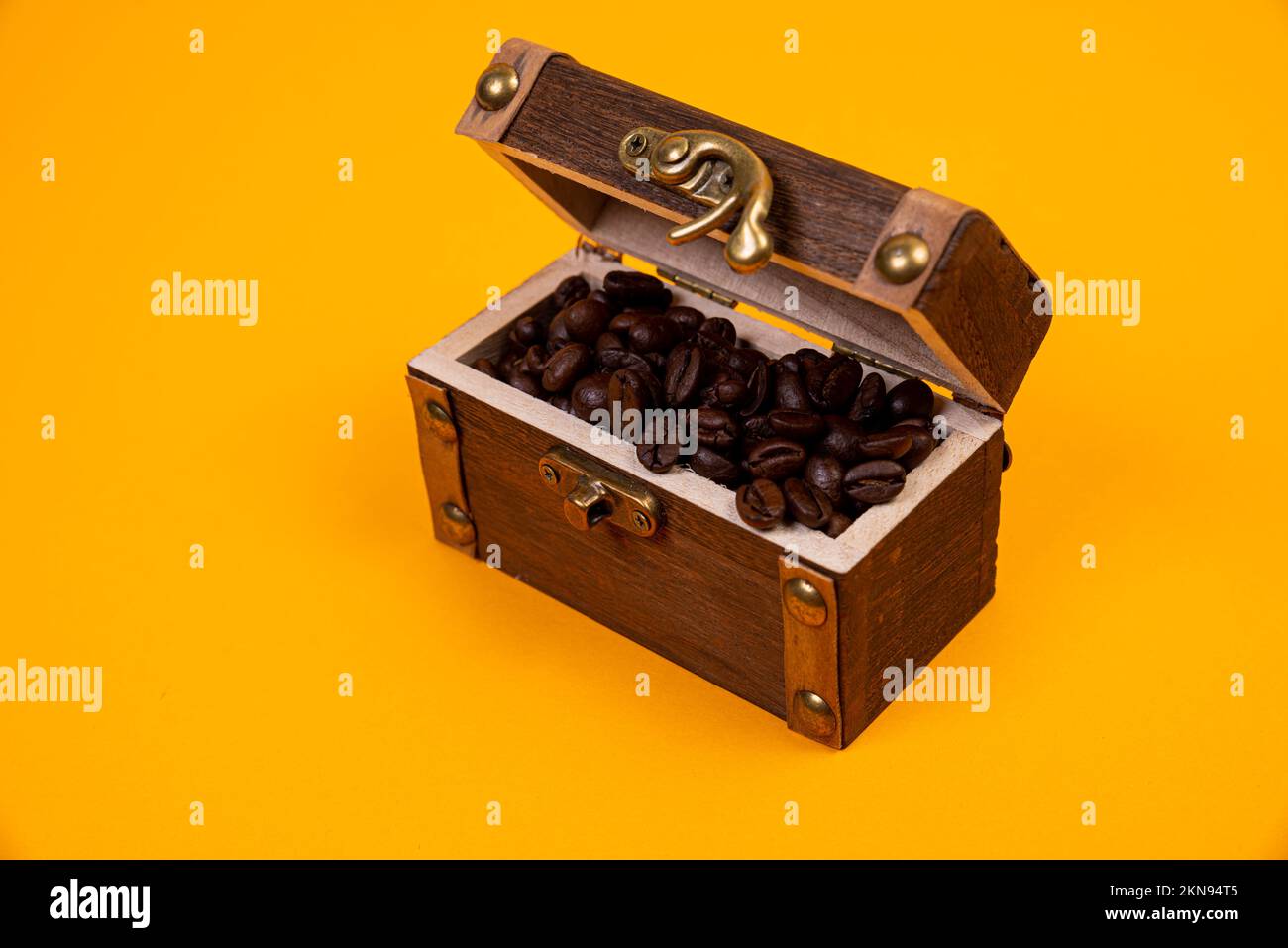 chest with coffee , Image of middle-aged coffee beans. Poured into a ...