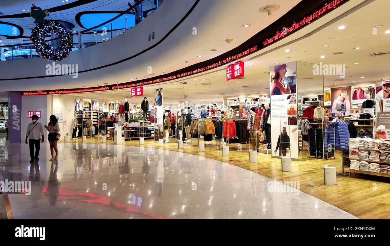 Uniqlo window display hi-res stock photography and images - Alamy