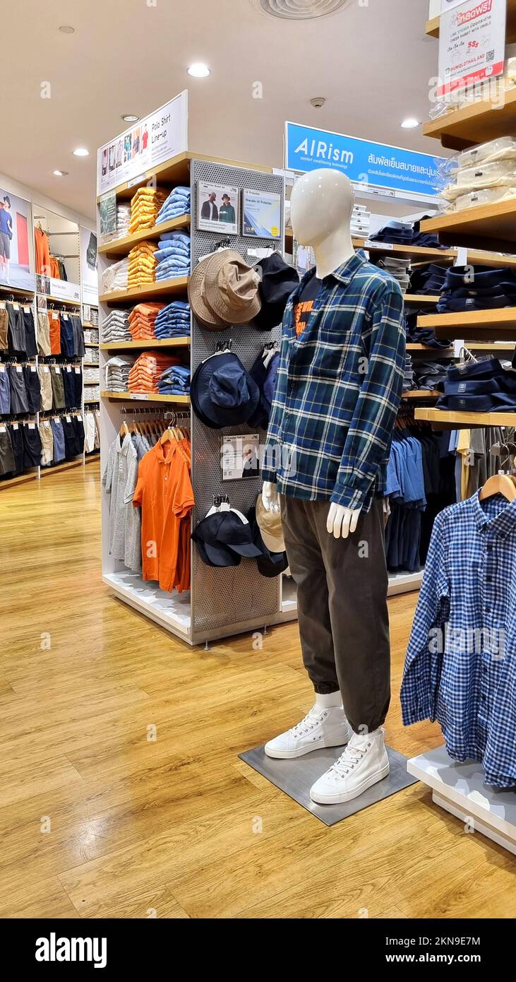 Uniqlo window display hi-res stock photography and images - Alamy