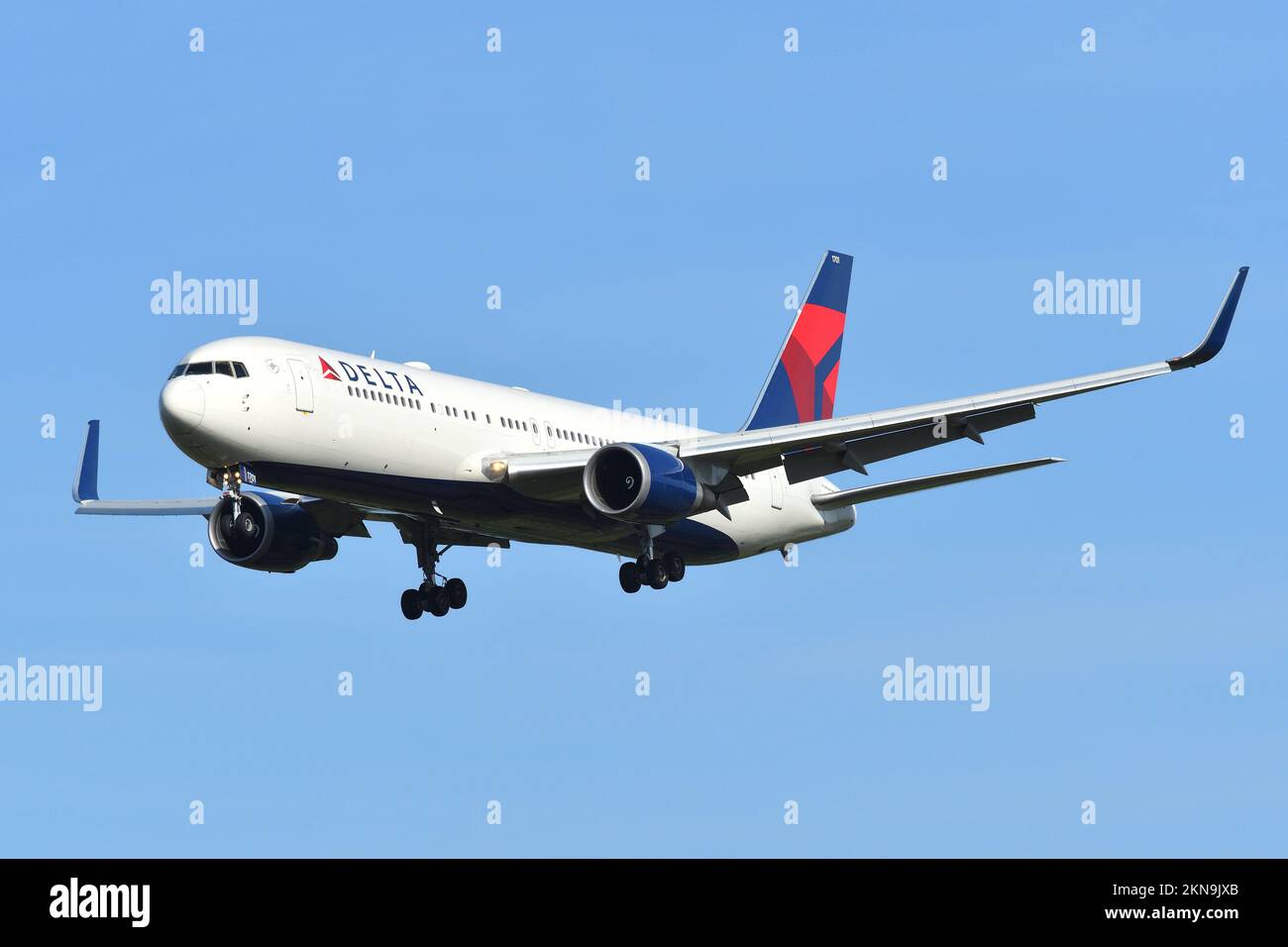 Delta air lines boeing 767 300 hi-res stock photography and images - Alamy