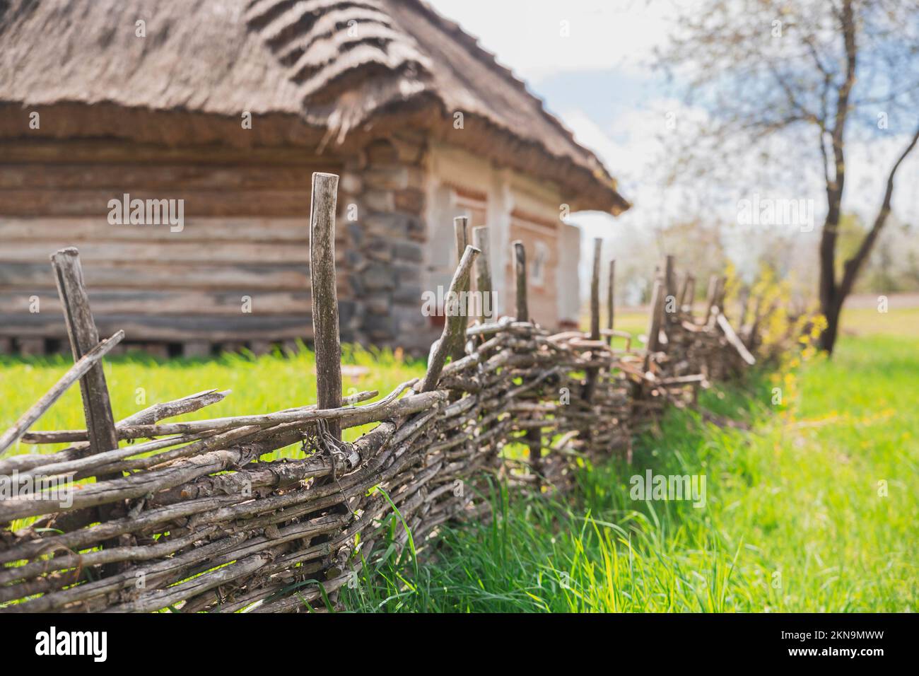 Ukrainian house with thatched roof hi-res stock photography and images ...