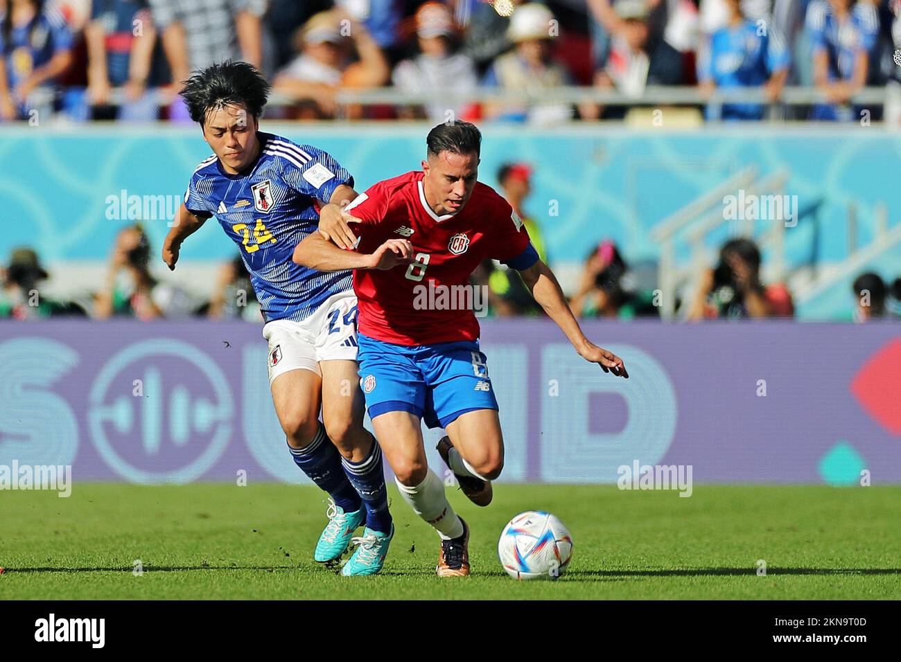 Yuki Soma do Japão disputa o lance com Bryan Oviedo da Costa Rica ...