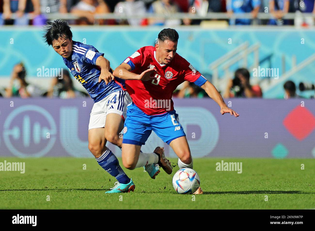 Yuki Soma do Japão disputa o lance com Bryan Oviedo da Costa Rica ...
