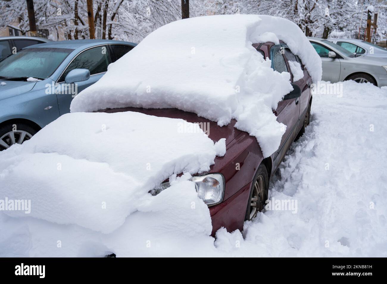 Car under a big snowdrift in winter Stock Photo - Alamy