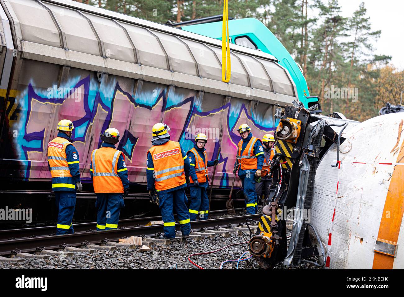 Leiferde, Germany. 27th Nov, 2022. Volunteers from the German Federal ...