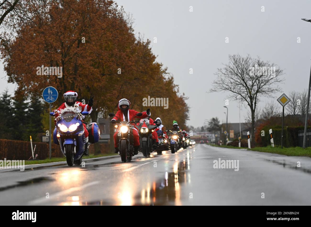 Moordorf, Germany. 27th Nov, 2022. The motorcade with 25 participants ...