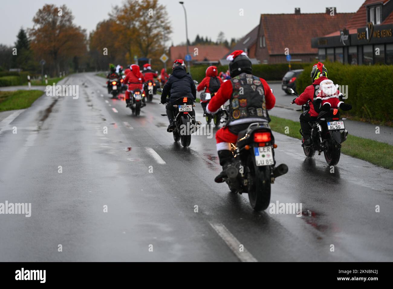 Moordorf, Germany. 27th Nov, 2022. The motorcade with 25 participants ...