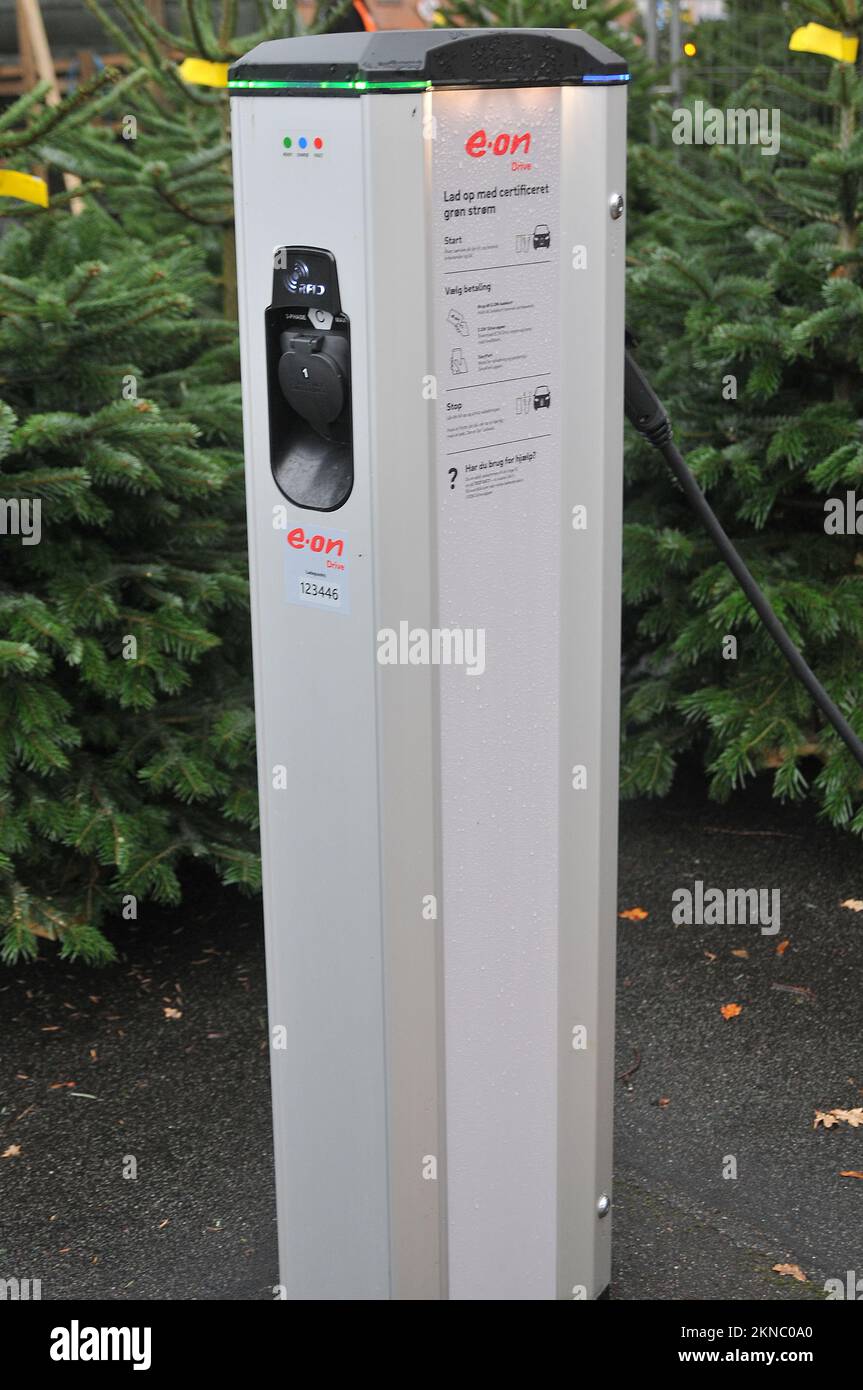 Copenhagen/Denmark/27 November 2022/ Electric autos recharge at e-on ...