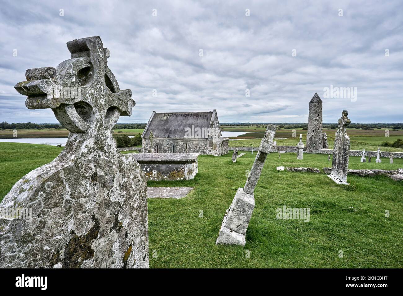 Ireland clonmacnoise cemetery hi-res stock photography and images - Alamy