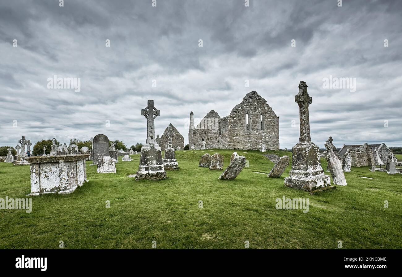 Ireland clonmacnoise cemetery hi-res stock photography and images - Alamy
