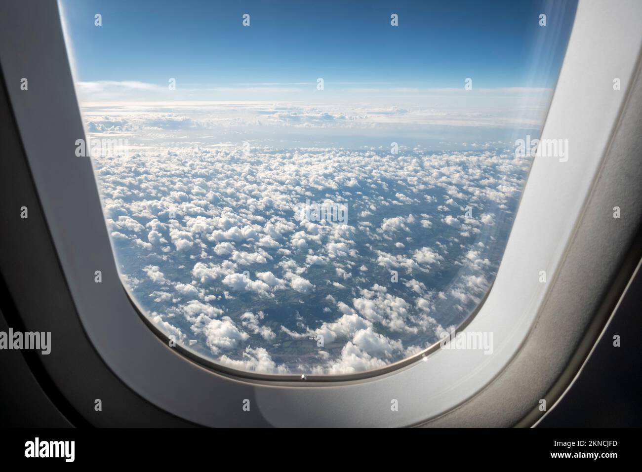High flying airliner hi-res stock photography and images - Alamy