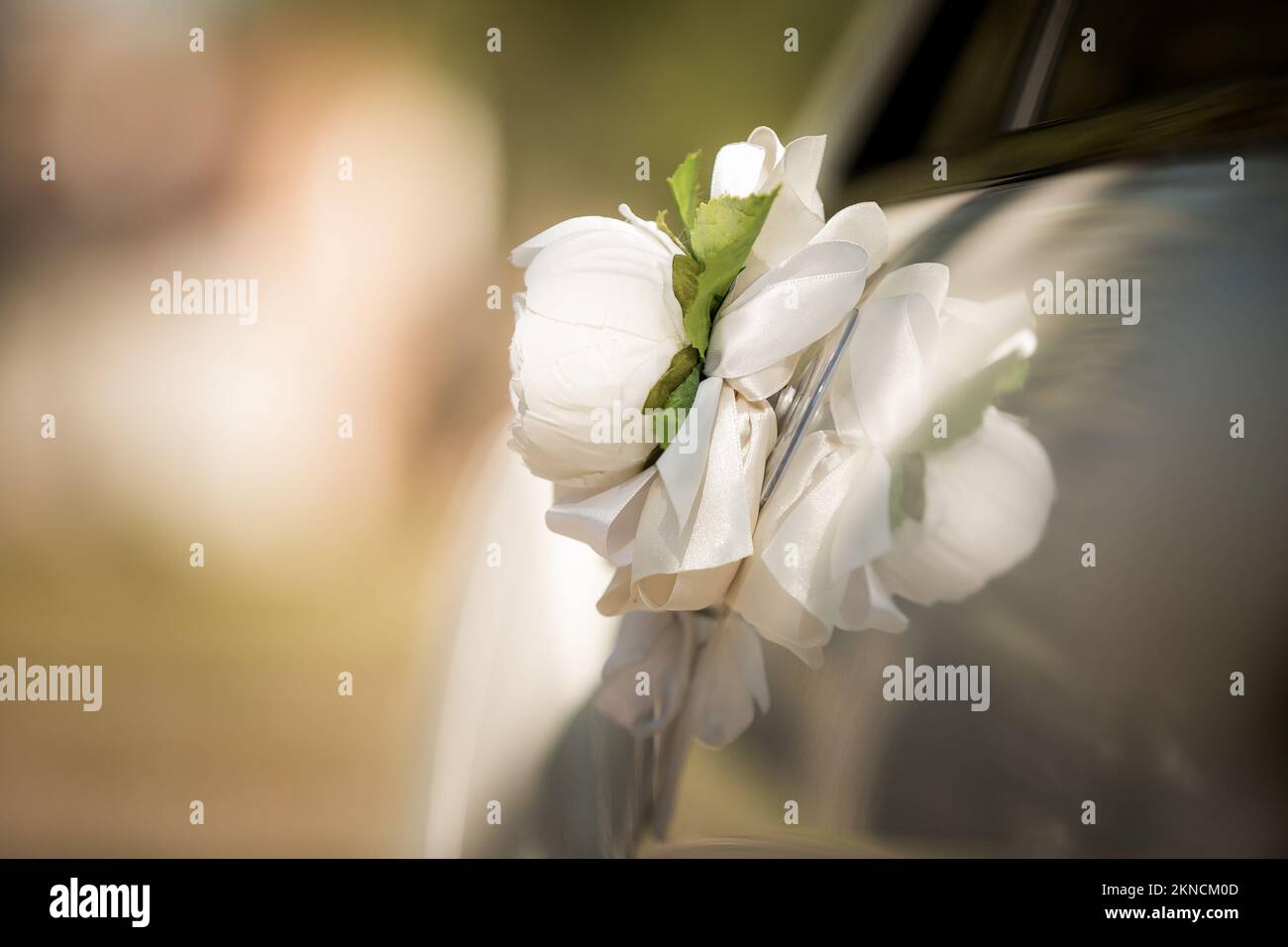 Pink wedding car flower arrangement hi-res stock photography and images ...