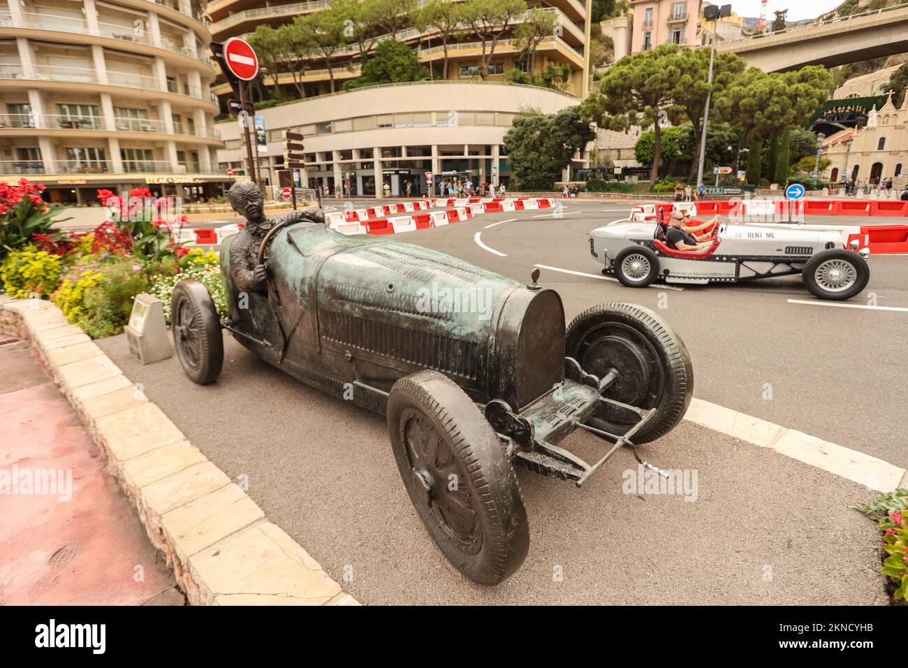 Tourists,in,rental,classic,car,passing,William Grover,Hommage à William ...