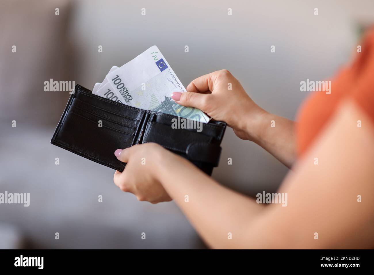 Money out from wallet hi-res stock photography and images - Alamy