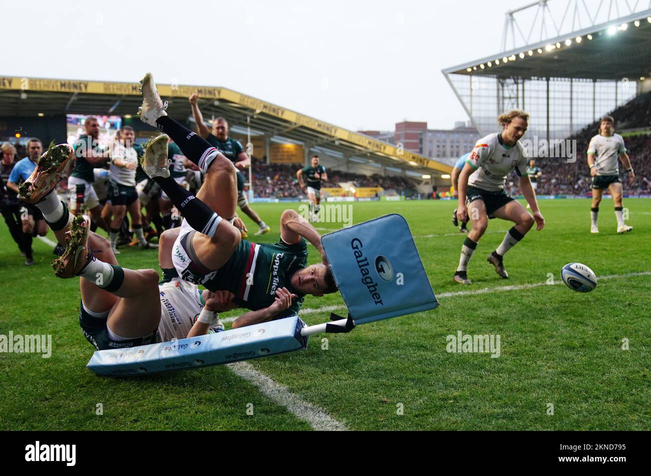 Leicester Tigers' Richard Wigglesworth scores their side's second try ...