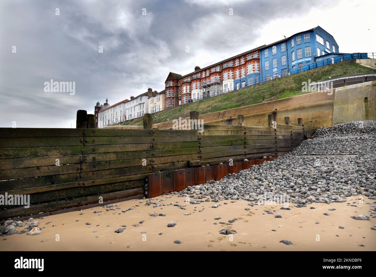 beach groynes and houses cromer noorfolk england Stock Photo - Alamy