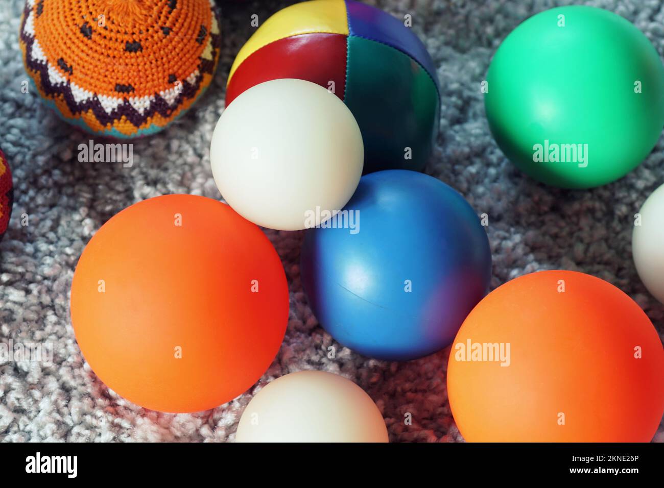 Juggling balls hi-res stock photography and images - Alamy