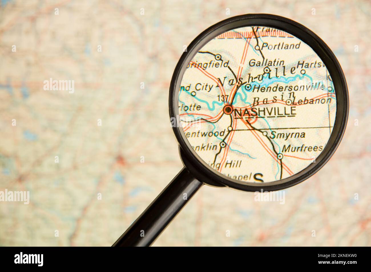 map under magnifying glass - Nashville Stock Photo - Alamy
