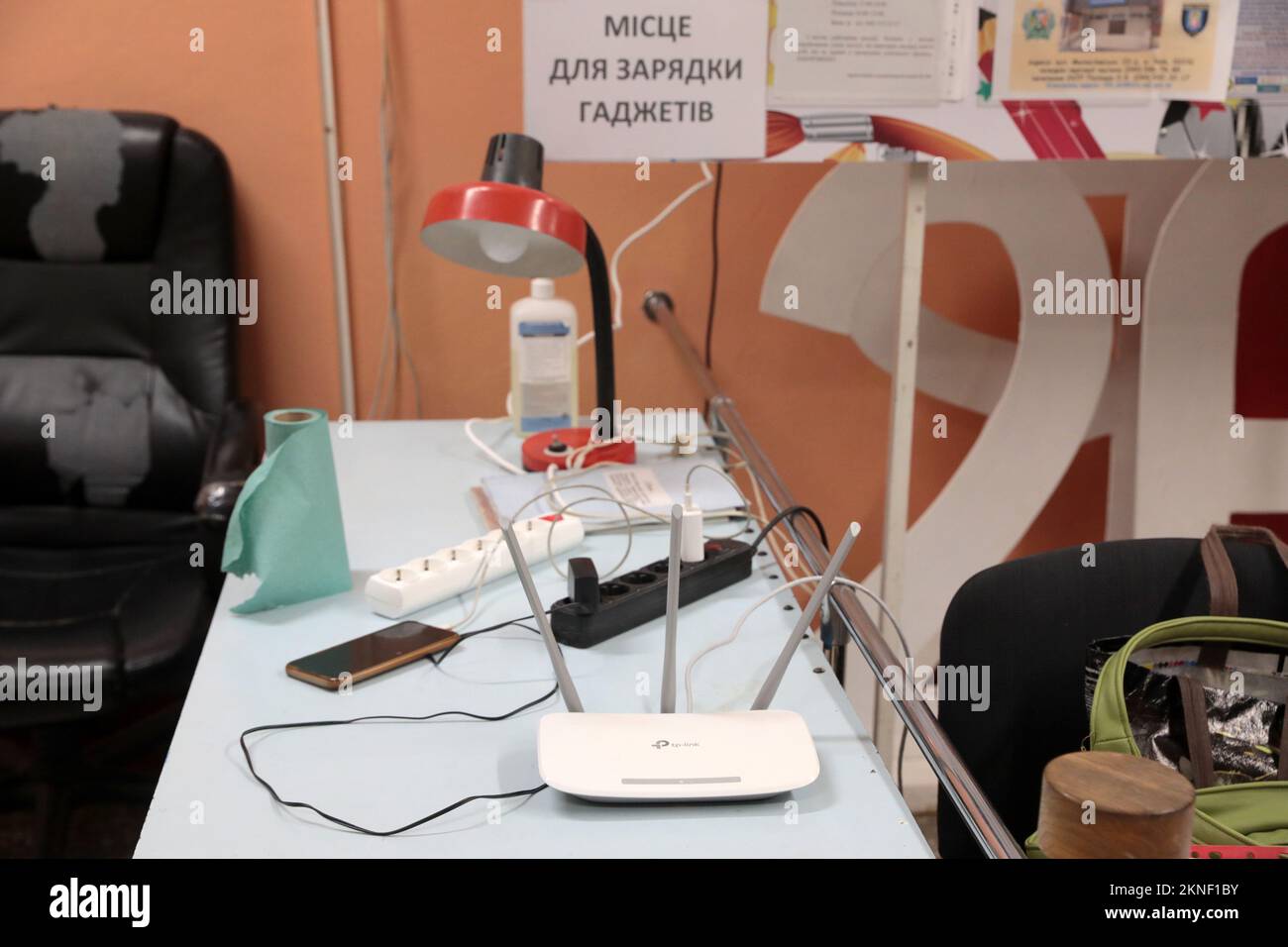 Non Exclusive: KYIV, UKRAINE - NOVEMBER 26, 2022 - A wireless router is ...