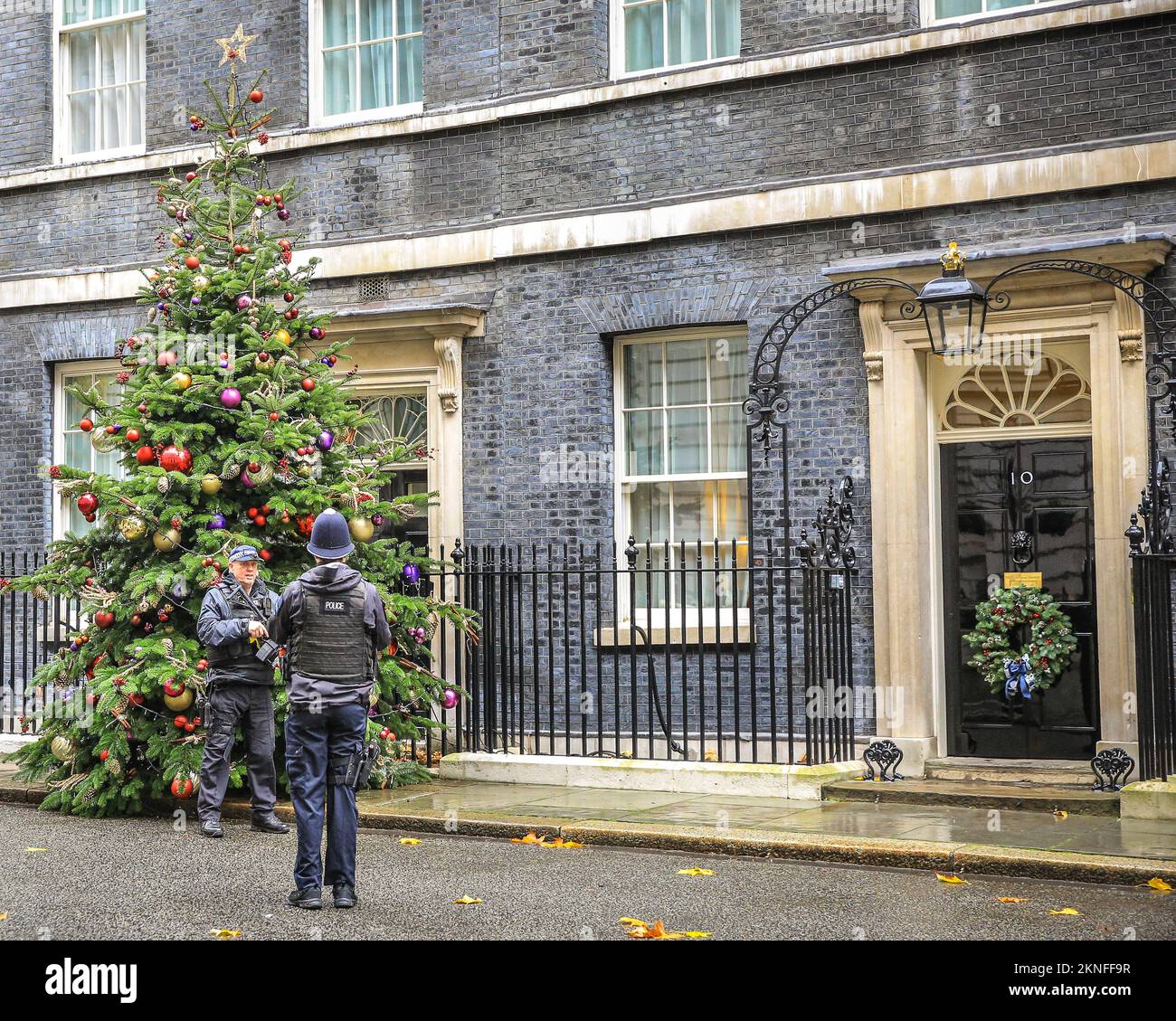 London, UK. 27th Nov, 2022. Two police officers take photos with the ...