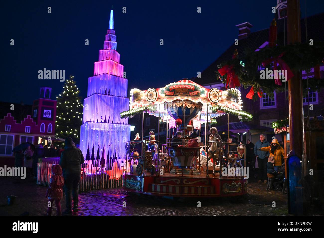 Leer, Germany. 27th Nov, 2022. View of the fir tree made of glass afen ...