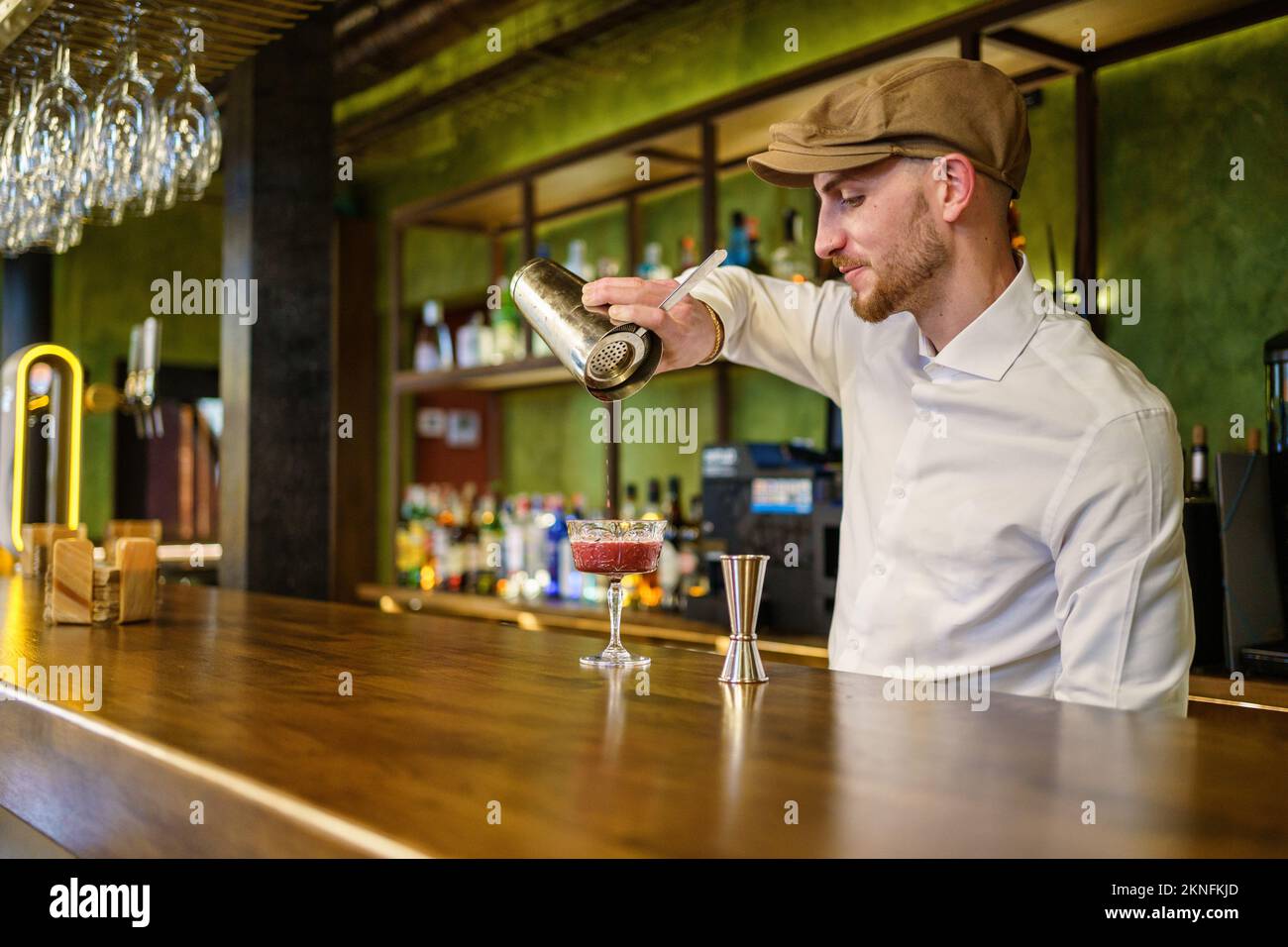 Bearded bartender preparing cocktail in pub Stock Photo - Alamy