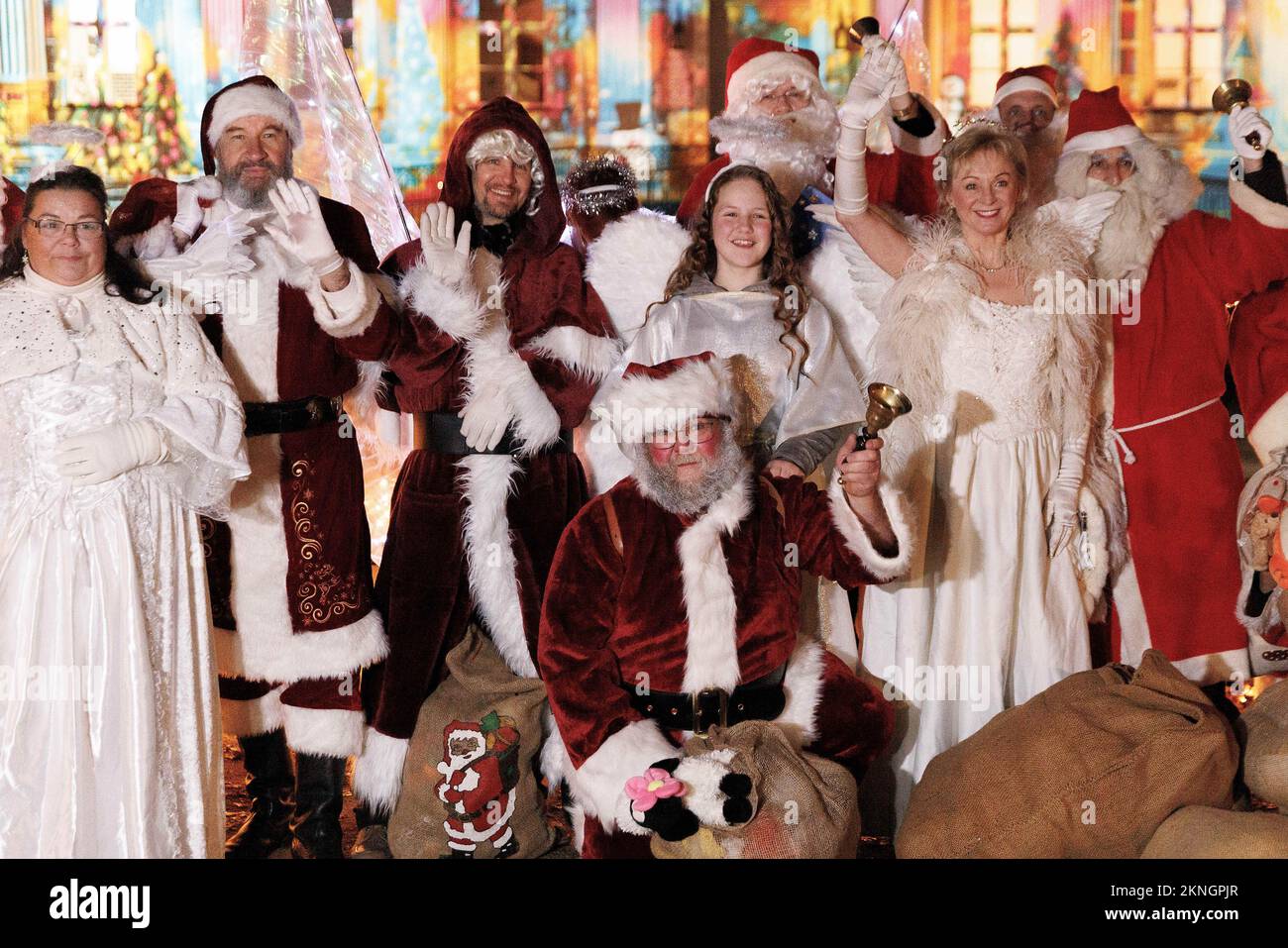 Berlin, Germany. 27th Nov, 2022. Volunteers dressed as Santas and ...