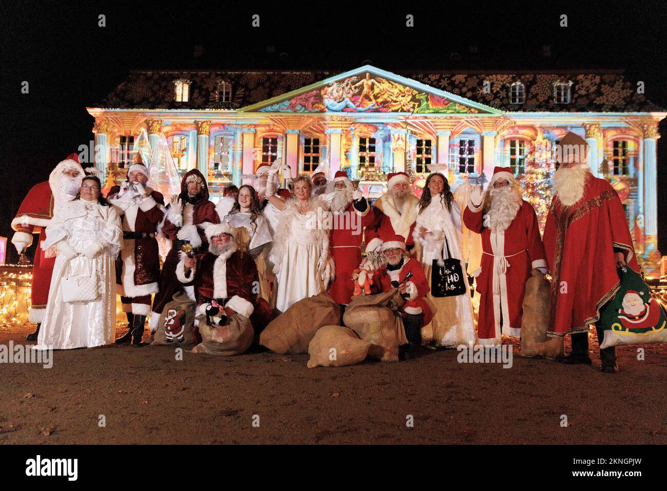 Berlin, Germany. 27th Nov, 2022. Volunteers dressed as Santas and ...