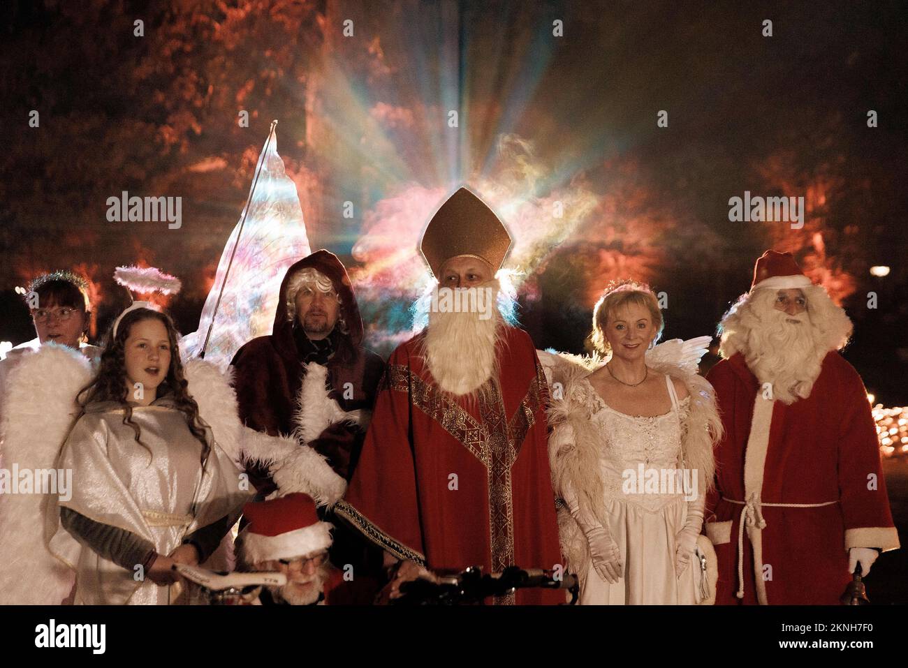 Berlin, Germany. 27th Nov, 2022. Volunteers dressed as Santas and ...