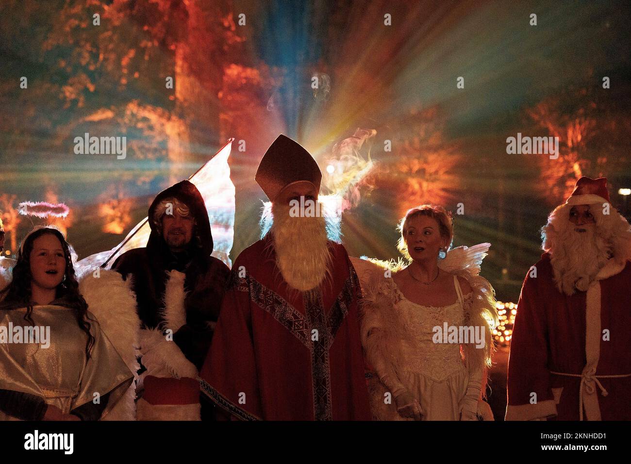 Berlin, Germany. 27th Nov, 2022. Volunteers dressed as Santas and ...