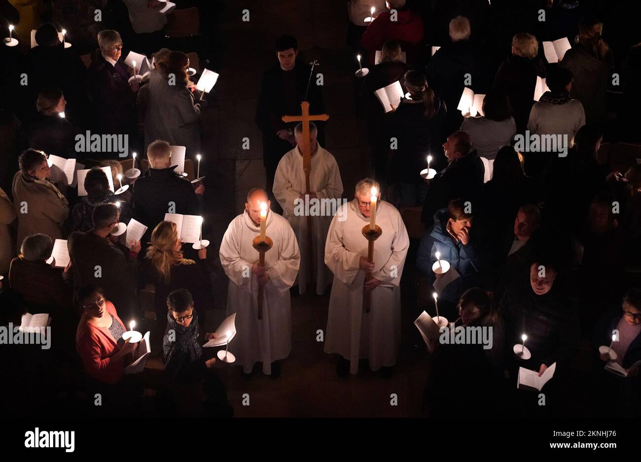An Advent procession makes it's way through the nave at Chichester ...