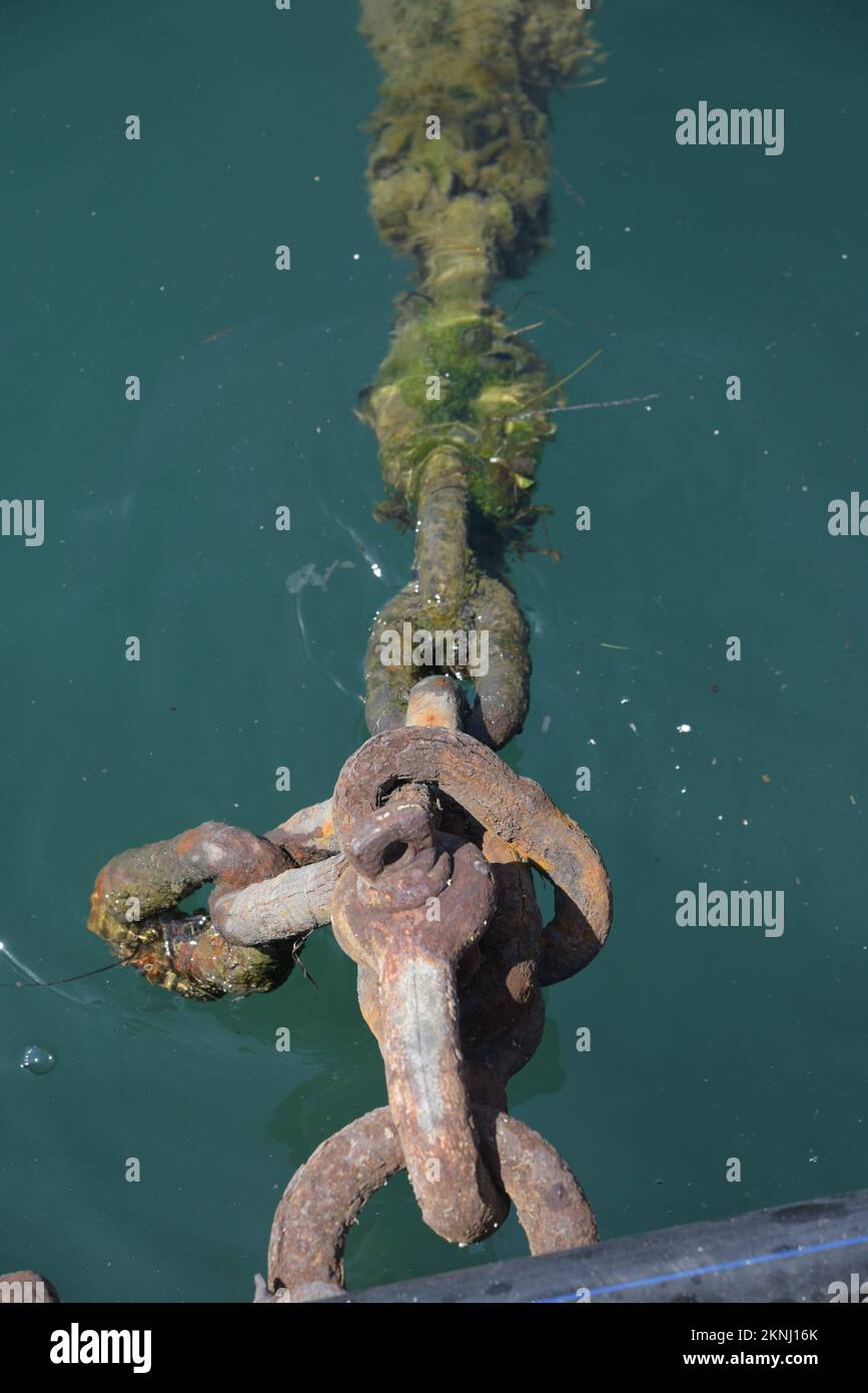 Pontoon mooring chain Stock Photo - Alamy