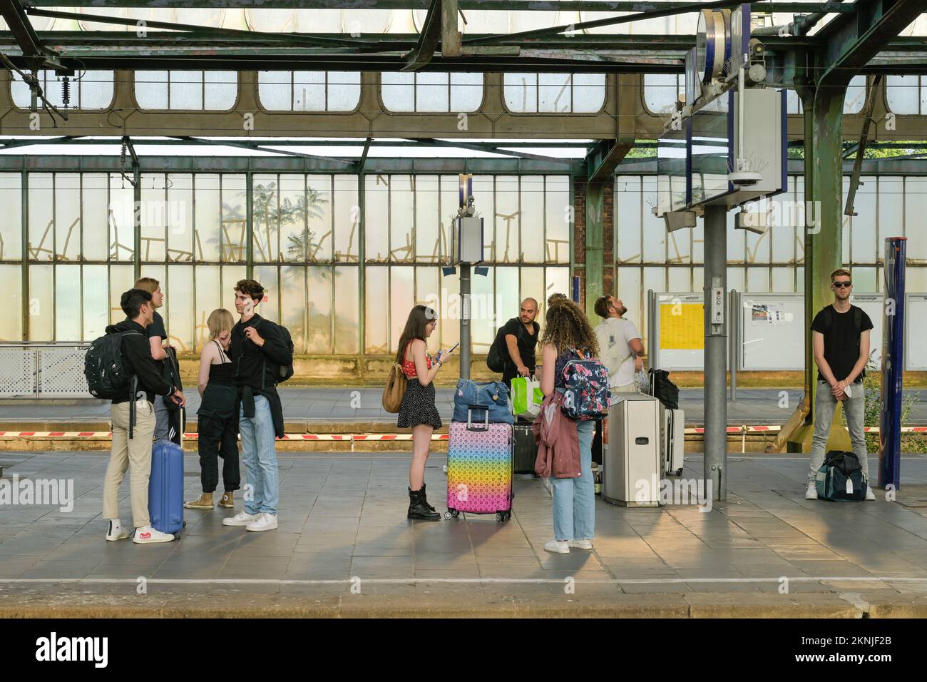 Db bahnsteig hi-res stock photography and images - Alamy