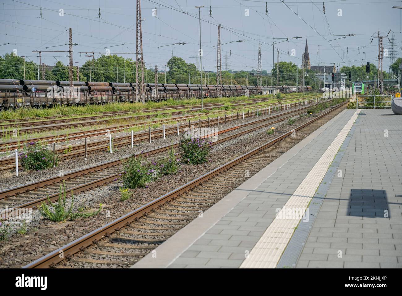 Leere bahnsteig hi-res stock photography and images - Alamy