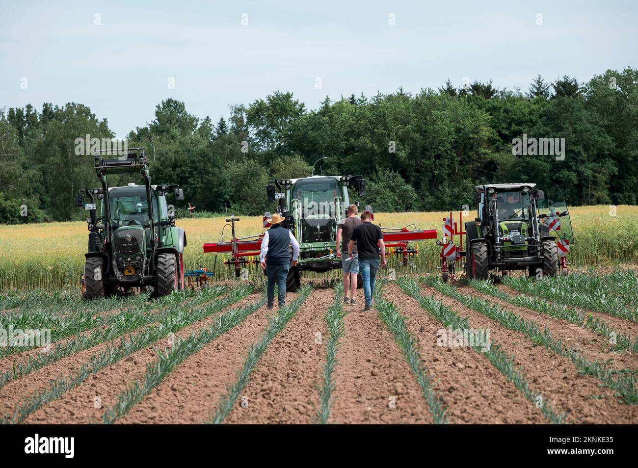 Bayreuth, Germany. 21st June, 2022. Farmers take to their tractors to ...