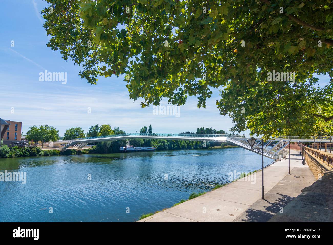 Thionville (Diedenhofen): river Moselle, pedestrian bridge Passerelle ...