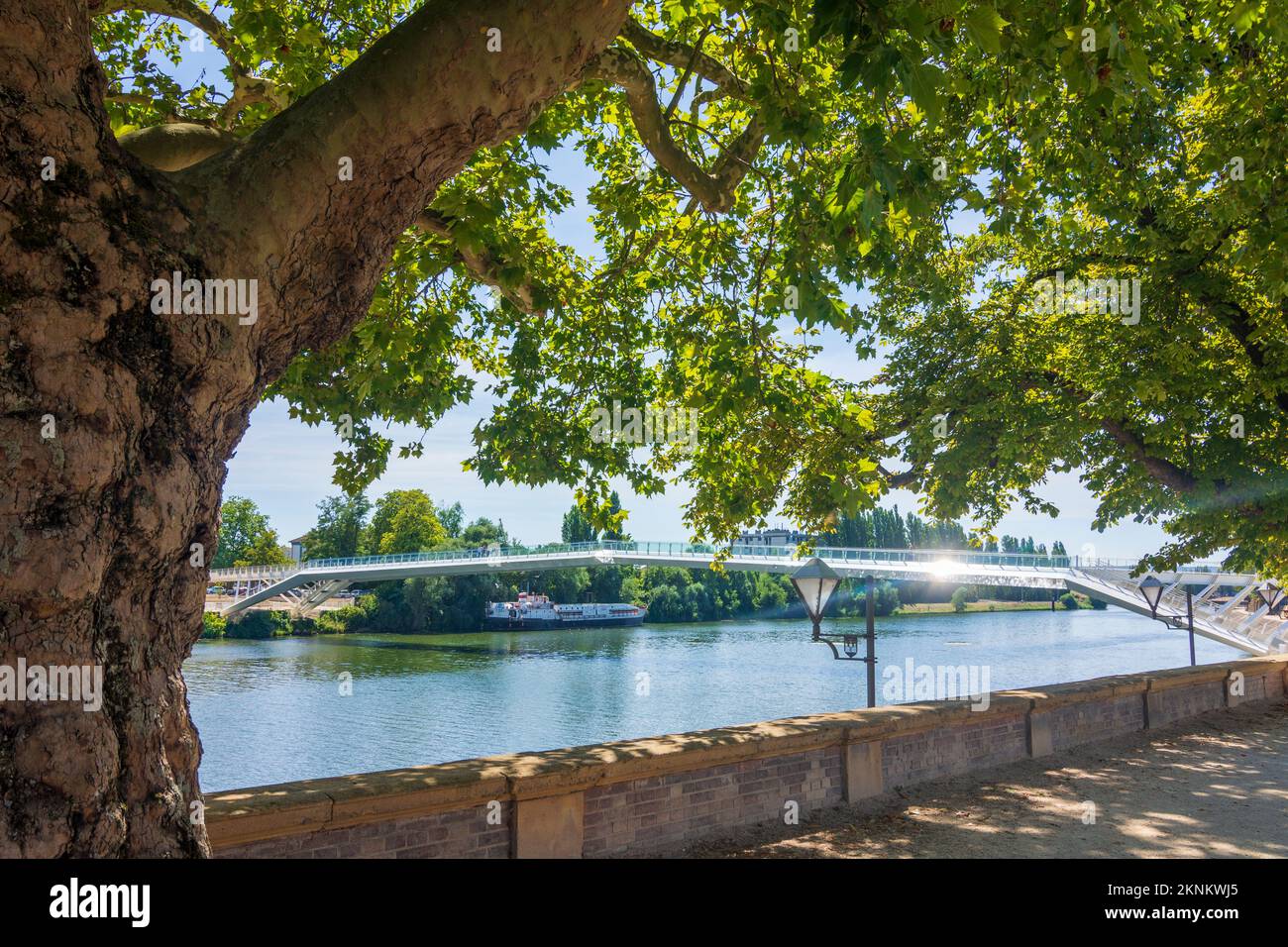 Thionville (Diedenhofen): river Moselle, pedestrian bridge Passerelle ...
