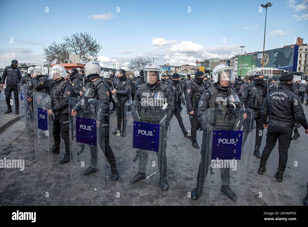 Riot police lines hi-res stock photography and images - Alamy