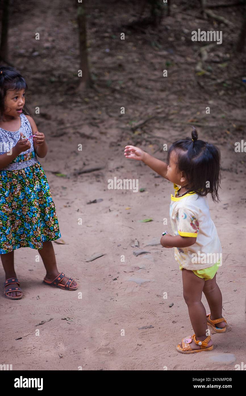 Begging children hi-res stock photography and images - Alamy