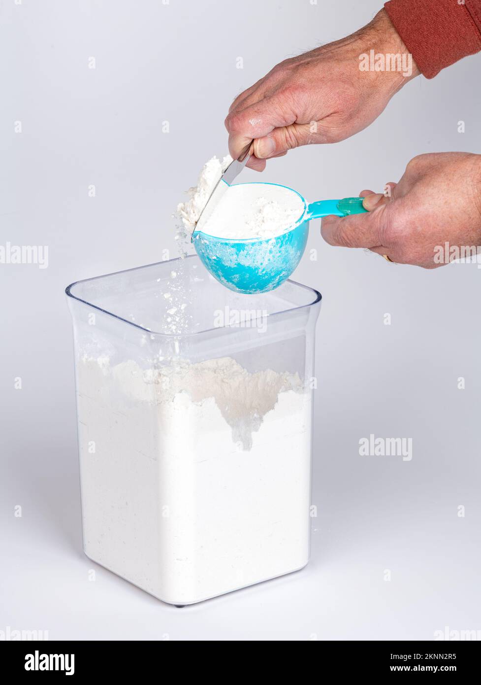 Cook uses tools to measure the correct amount of flour Stock Photo - Alamy