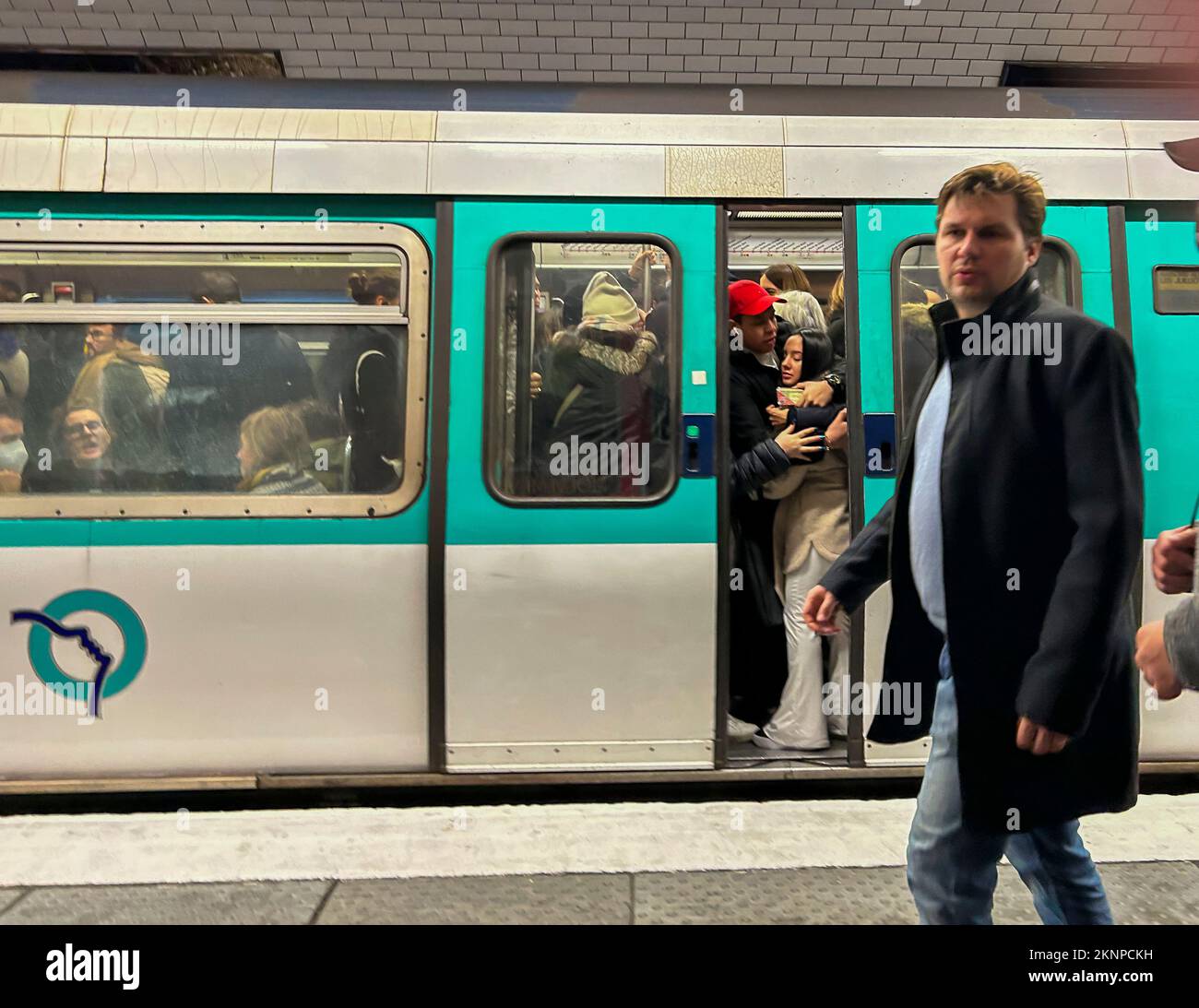 Crowd of people boarding metro train hi-res stock photography and ...