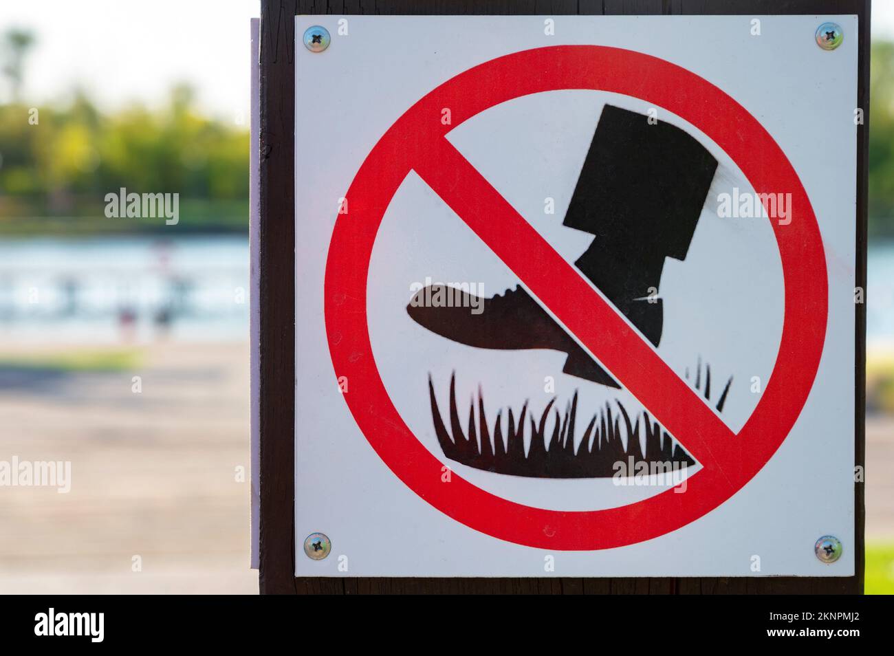 Close up no walking on grass sign Stock Photo - Alamy