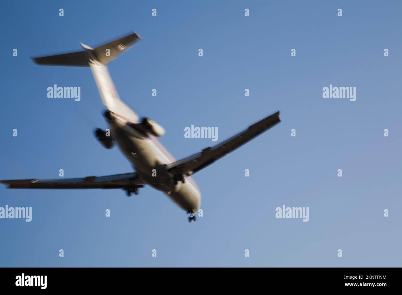 Flying plane underside view hi-res stock photography and images - Alamy